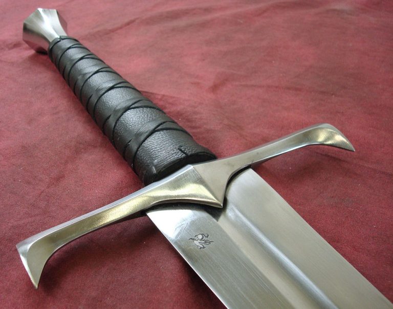 Darksword Viscount Sword with Black Scabbard and Integrated Sword Belt
